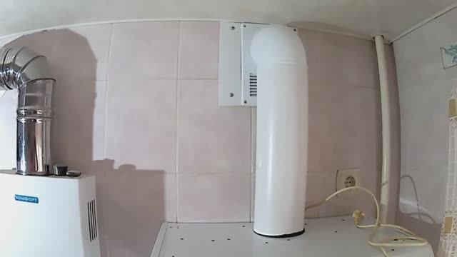Меняем воздуховод вытяжки кухни на пластик.