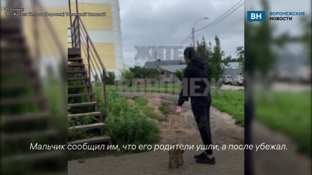 Полуголый малыш гуляет около домов в Тенистом