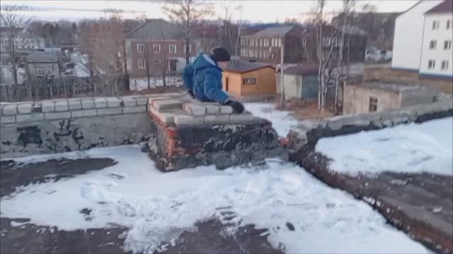 УПАЛ С КРЫШИ ??!!!