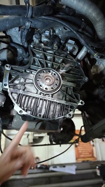 Мотор 2.4 VOLVO находим и устраняем течь масла.