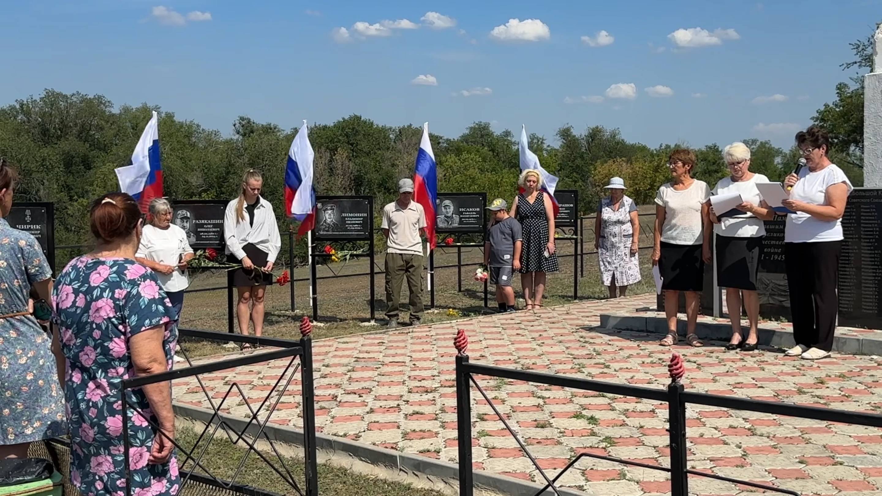 В селе Большой Кушум открыли Аллею Памяти