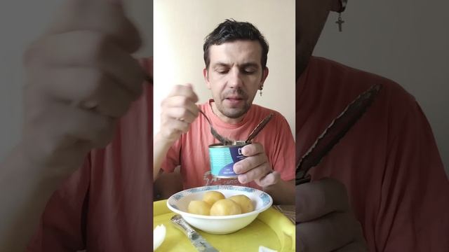 Обжор мукбанг, картошка в мундире с селёдкой