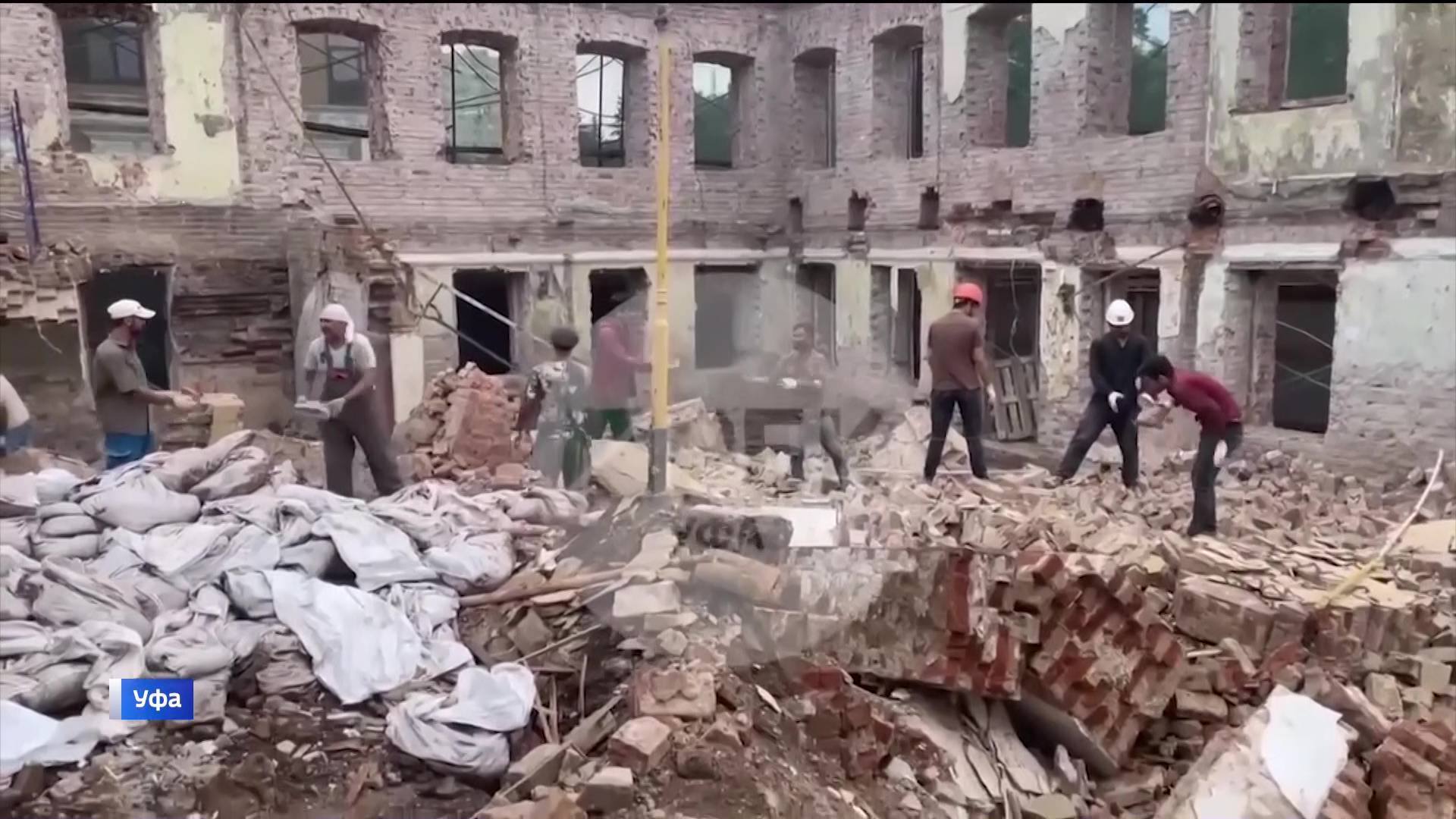 В Уфе на улице Коммунистической начали разбирать завалы рухнувшего нежилого здания