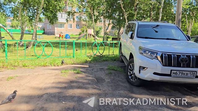 В Братске проходят рейды по выявлению автовладельцев, оставляющих свои машины на газонах и тротуарах