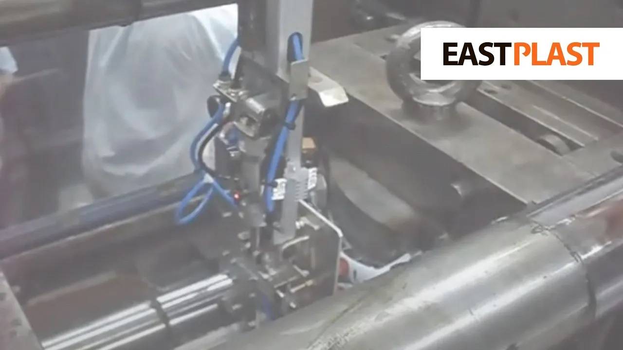 Промышленный робот извлечение пластиковых ручек из пресс формы