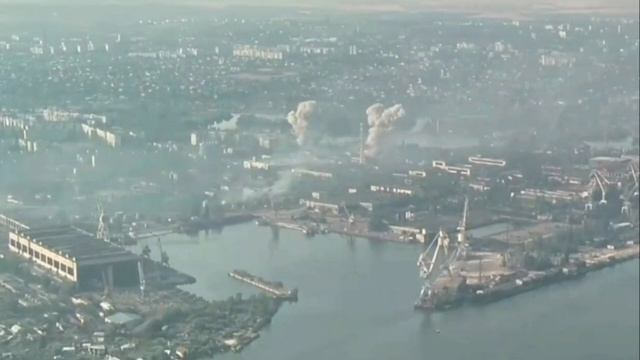 Кадры Ударов ФАБами российских сил в Корабельном районе Херсона.
