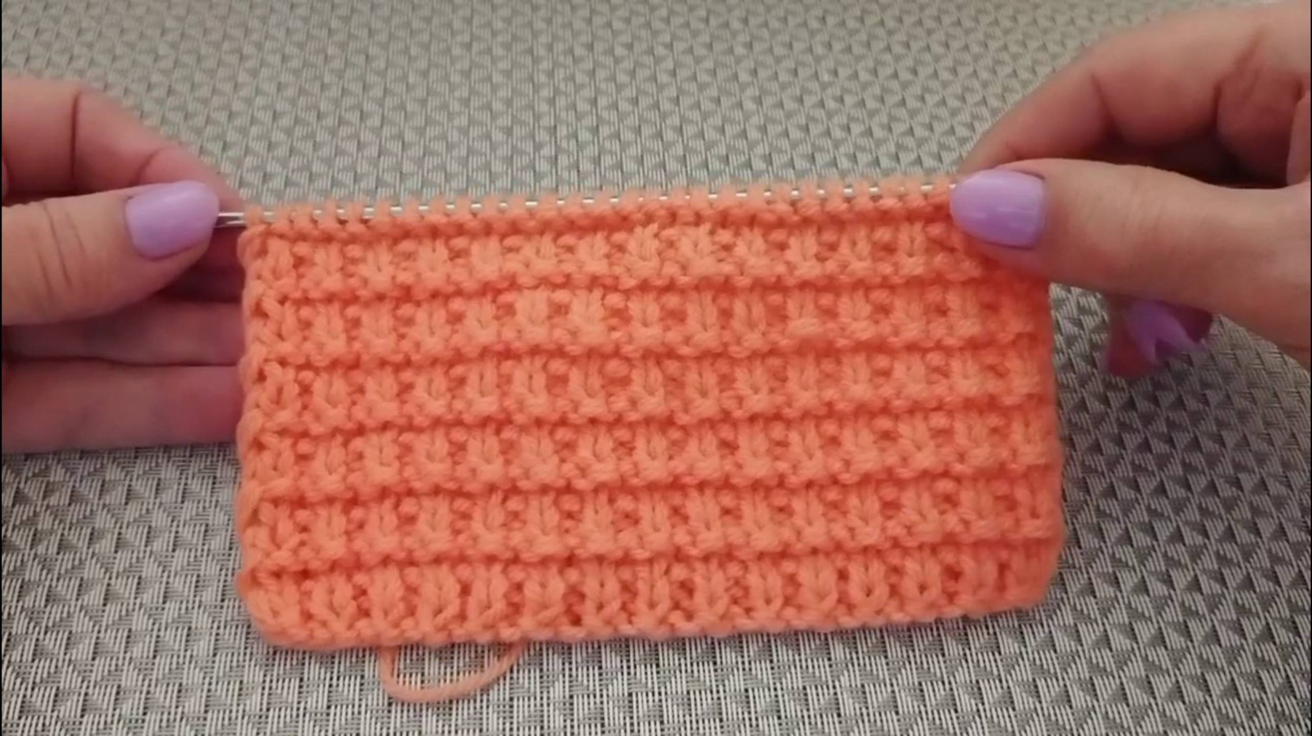 Очень симпатичный плотный узор спицами. 2 петли и 4 ряда.