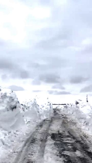 Огромные сугробы в Воркуте за неделю до лета