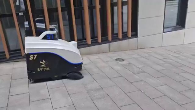 Уборка подметальным роботом Kokobots S7 на территории университета