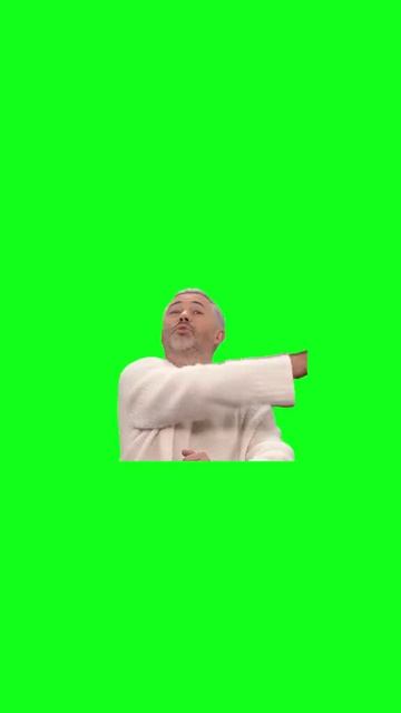 Александр Рогов распрыскивает флакон духи говорит переносимся в Сочи