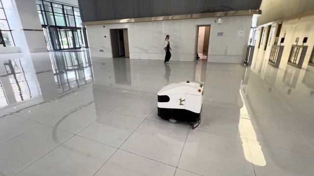 KOKOBOTS S79 AMR это компактный коммерческий робот для мытья полов