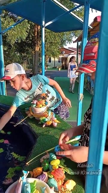 На рыбалке 🐠 Рыба сама прыгает в сачок 🤣