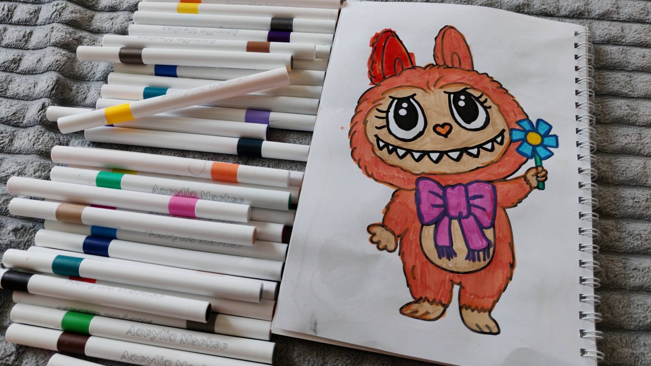 Раскрашиваю раскраску для детей с лабубу labubu акриловыми маркерами