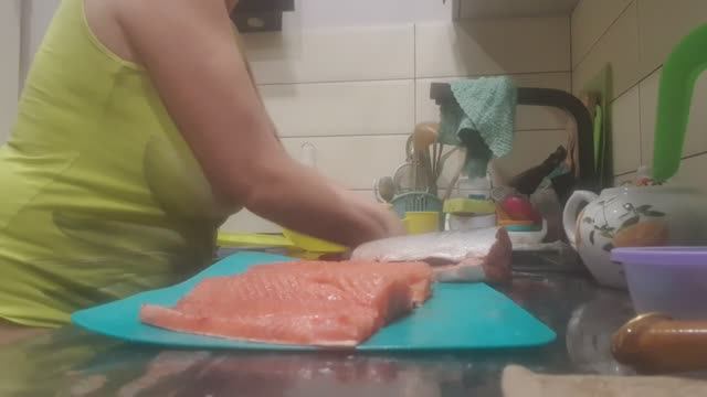 Аллочка готовит  вкусную рыбку