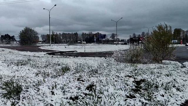 В Завидово выпал снег весной, аномальная погода для это региона.