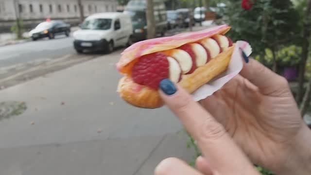 Эклер в Париже.