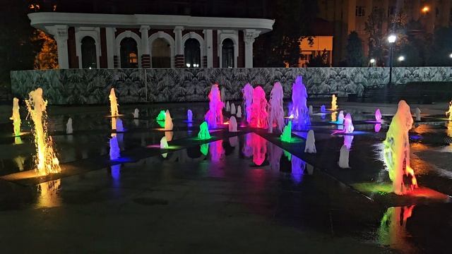Парк в Краснодаре, вечер, фонтан.