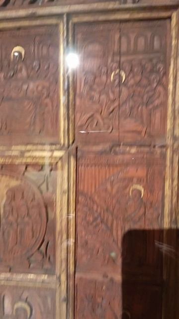Распятие с праздниками, страстями и таинствами в клеймах. Резьба по дереву.