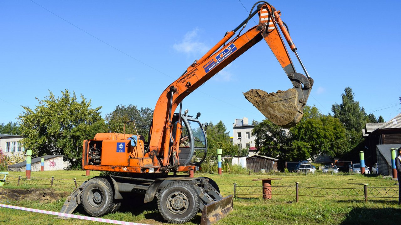 Экскаватор ТВЭКС ЕК-12 и КамАЗ-55111. Виртуозная работа. / Excavator TVEKS EK-12 and KamAZ-55111.