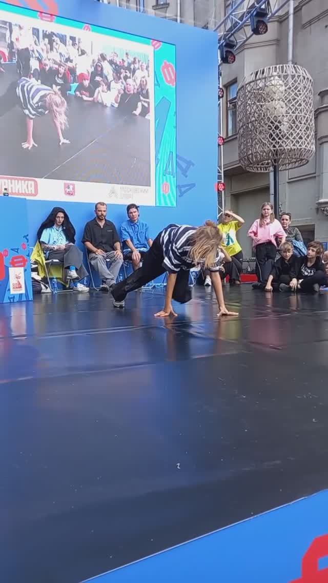 Девчушки танцуют брэйк данс....