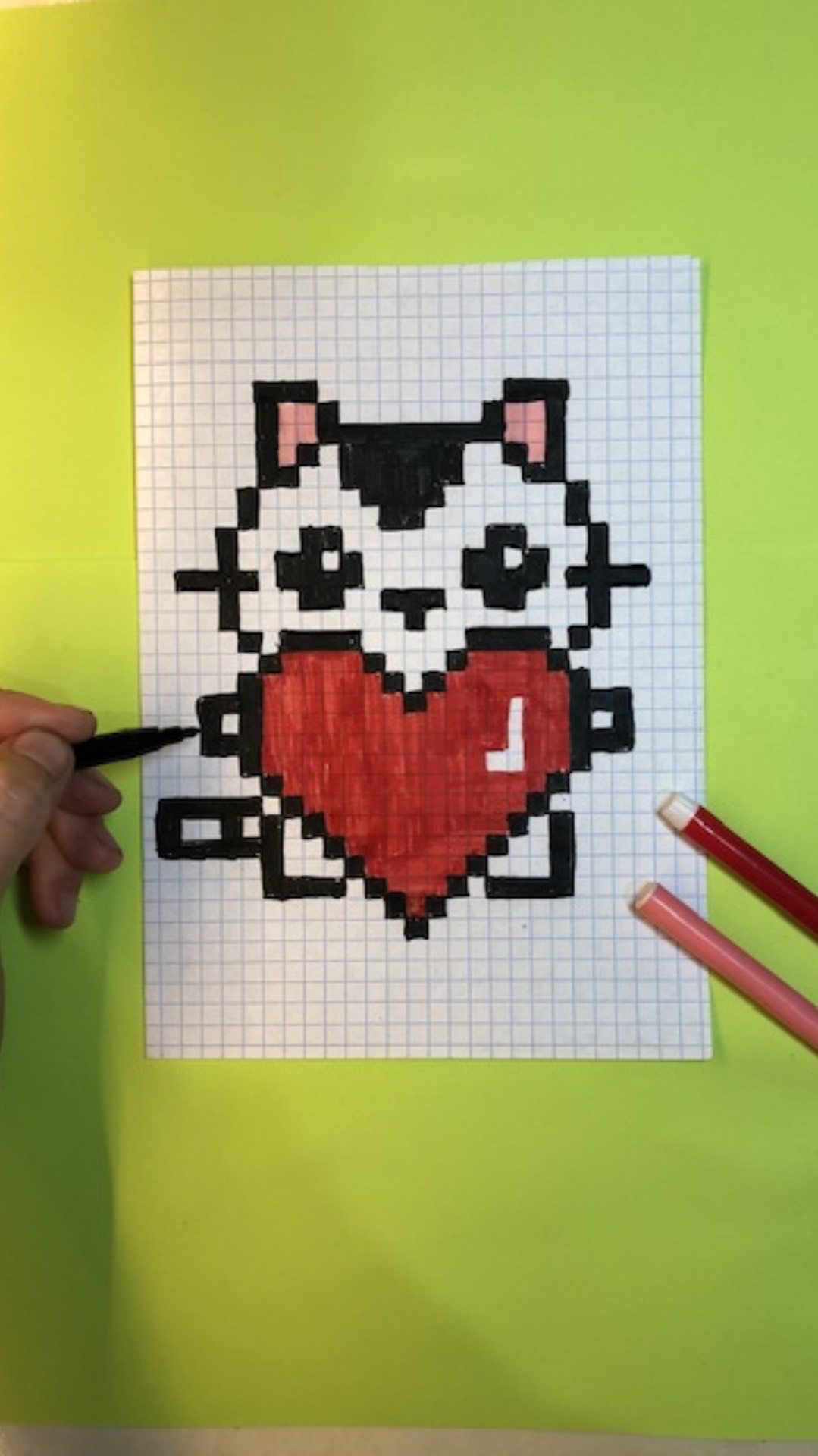 Как рисовать котенка с сердечком по клеточкам ❤️ Рисунки по клеточкам #пикселька