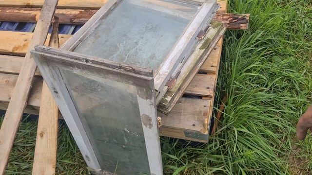 Достаю стекло из старых рам.