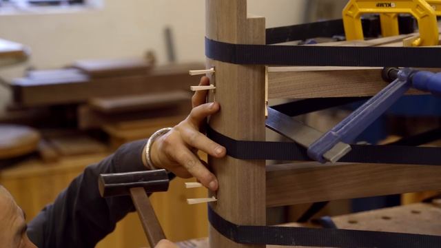 Столярная работа: низкий стол из тика в минималистском стиле (столешница из торцевого спила бревна)