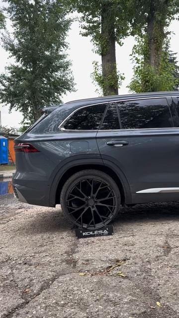 Geely Monjaro на примерке дисков в 21-ом диаметре