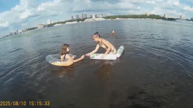 Ксюша и две Ани купаются - 10.08.2025 (Снимает Ксюша)