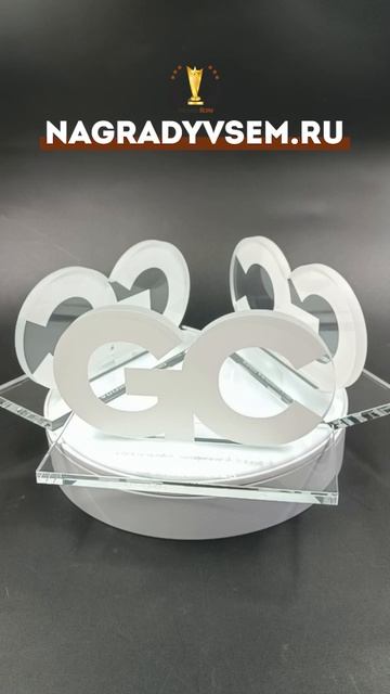 Награда из стекла по индивидуальной форме клиента.