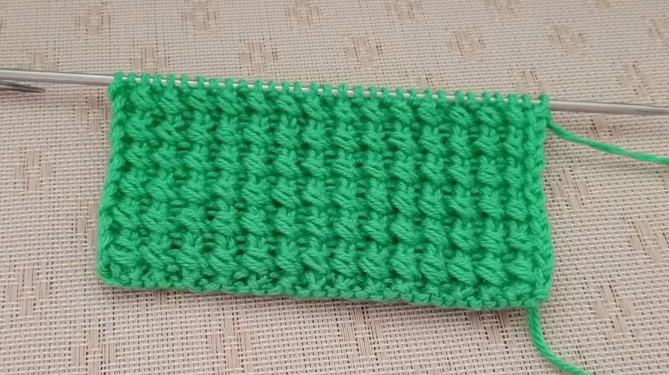 Плотный, лёгкий, рельефный узор спицами.