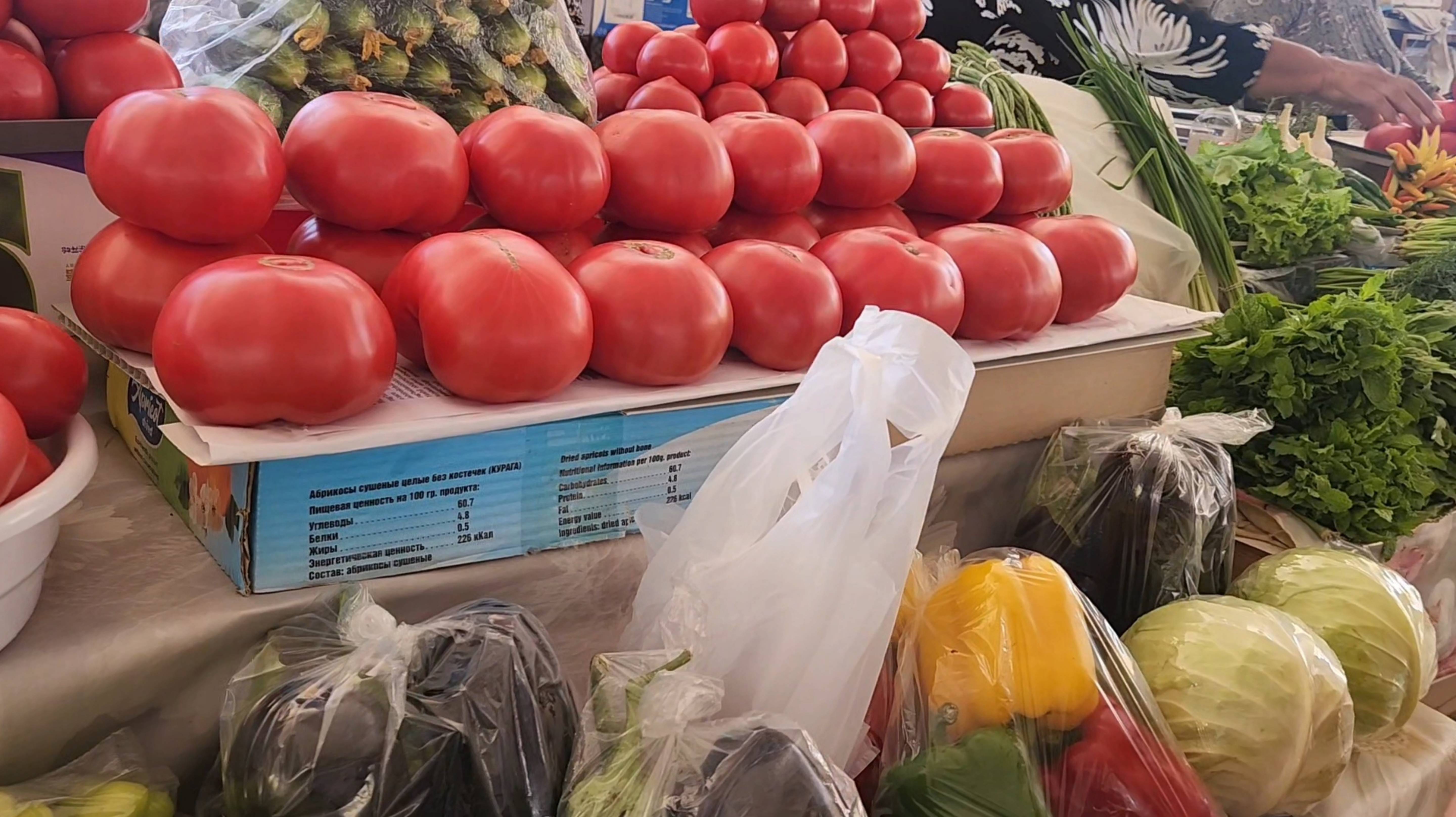 Выбираем помидоры 🍅 и веники на Алайском базаре в Ташкенте