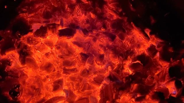 Футаж / видеофон / тление углей / горение угля