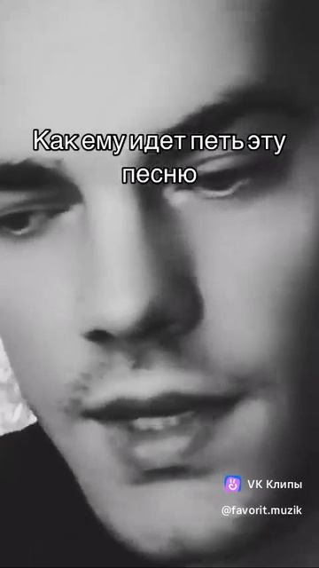 Смотрит в зеркало женщина зрелая