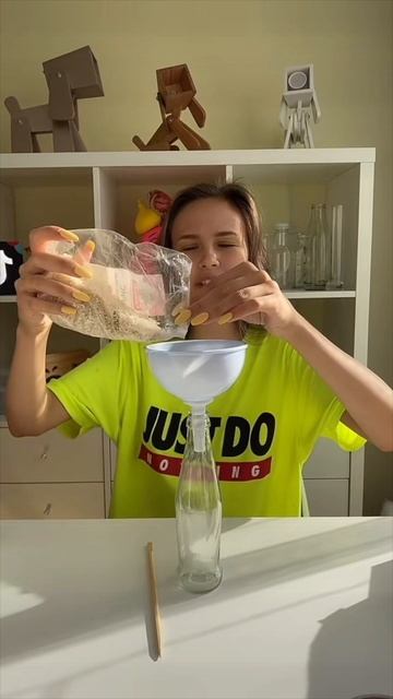 Розыгрыш. Поднять бутылку палочкой для суши 🤔  #физика #эксперименты