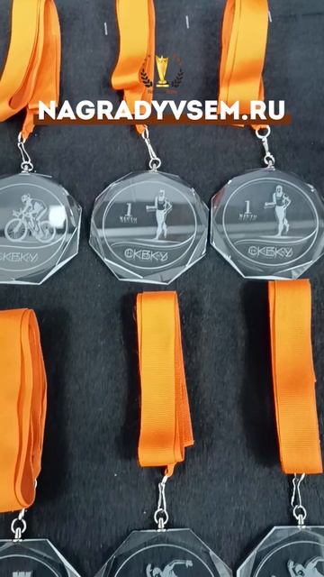 Медали из стекла с гравировкой внутри