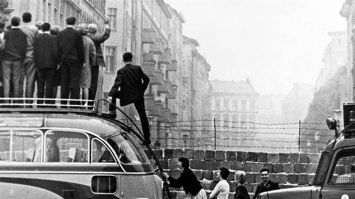 64 года назад - Начато сооружение Берлинской стены