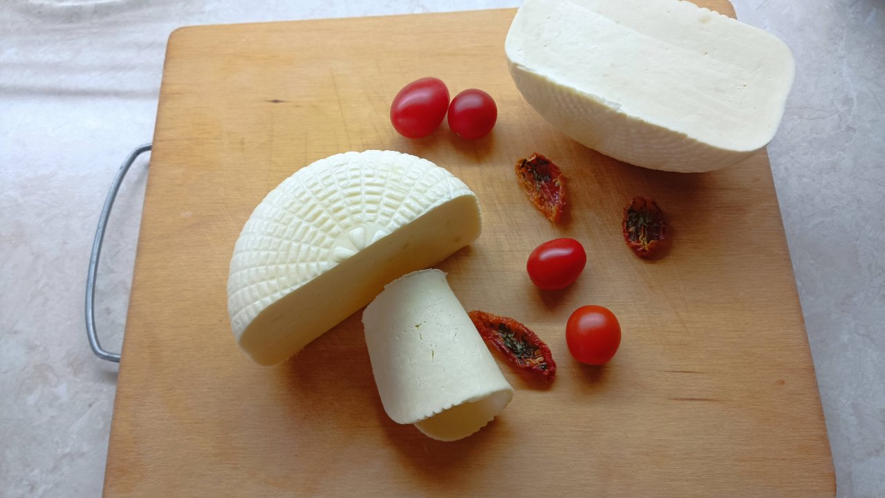 Деревенские будни, сварила два сыра сулугуни и качотту