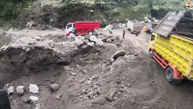Строительство, экскаватор копает песок