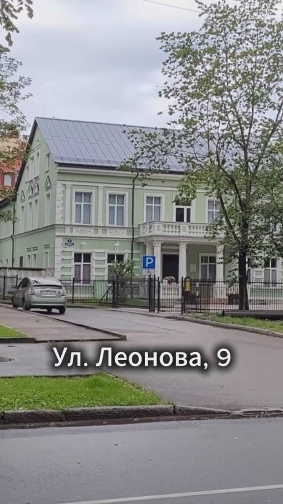 Двухэтажное с мансардой здание на улице Леонова в Калининграде