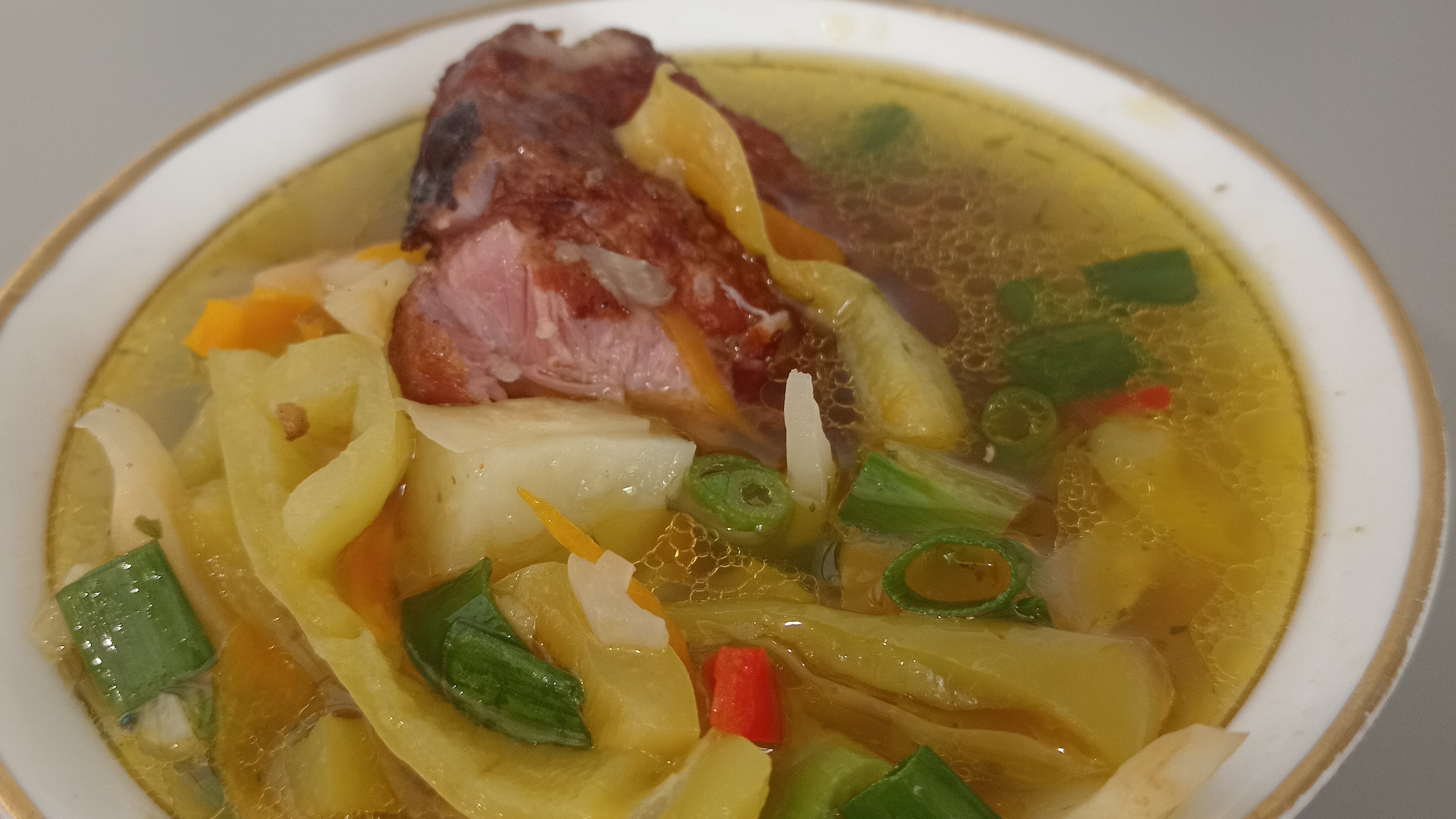 Суп с копченостями и перцем