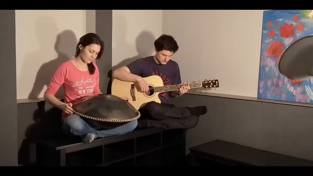 Ханг и гитара звучат вместе.