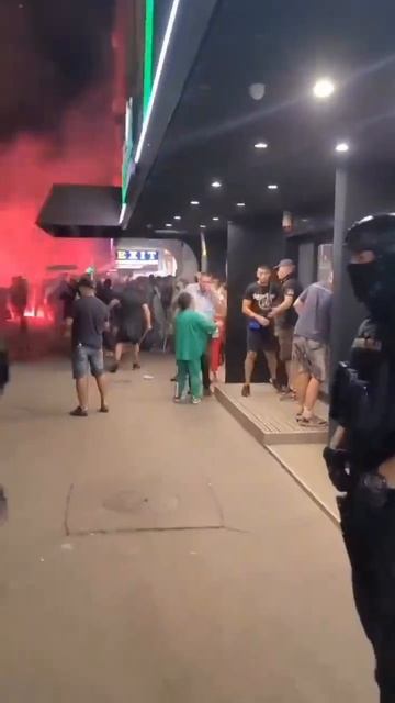 Массовые беспорядки и столкновения с полицией в Сербии.