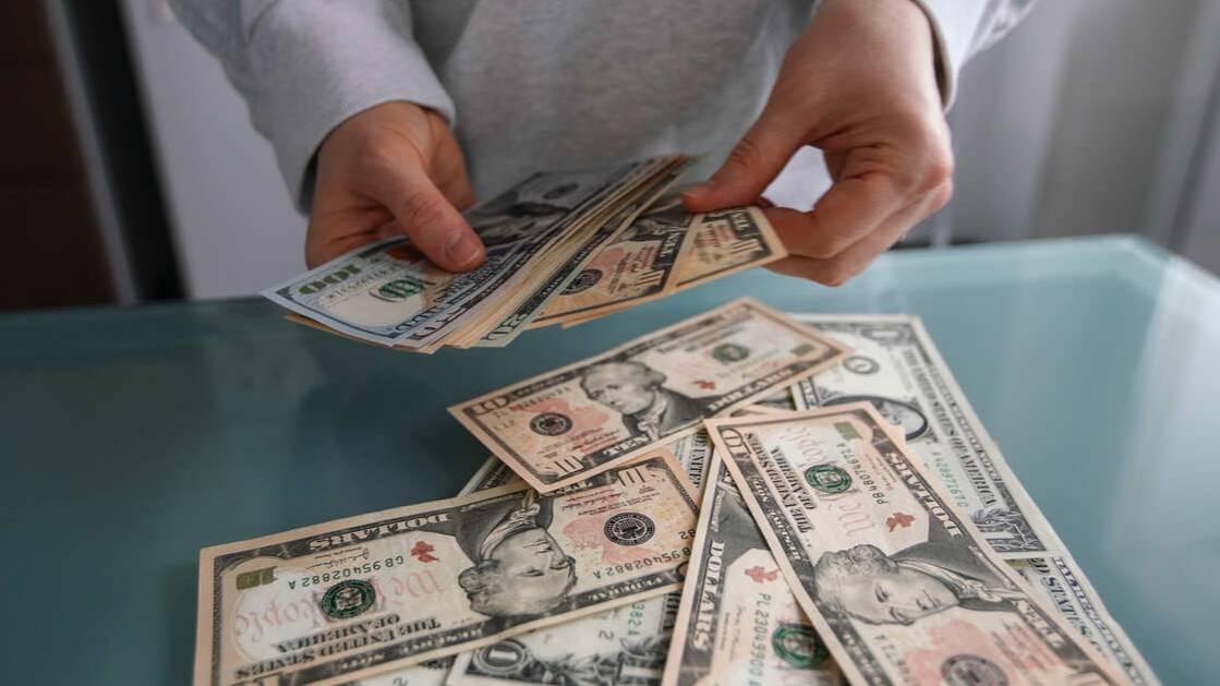 Bloomberg: роль доллара как мировой резервной валюты падает из-за Трампа