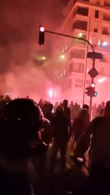 Массовые беспорядки и столкновения с полицией в Сербии.