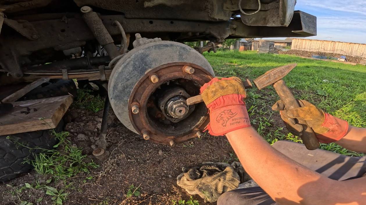 БИТВА С ШКВОРНЕМ! Выкатил балку ЗиЛ 130 – получится ли ВЫБИТЬ?