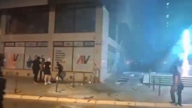 Массовые беспорядки и столкновения с полицией в Сербии.