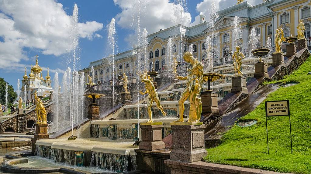302 года назад - Состоялось торжественное открытие летней резиденции русских императоров — Петергофа