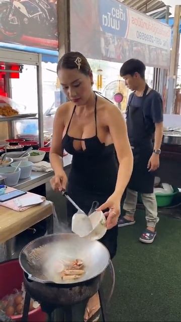 Грудь и вок — опасное сочетание на уличной кухне