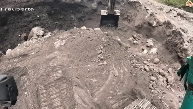 Строительство, экскаватор копает песок